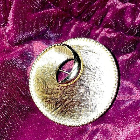 Jewelry | Vintage Gold Tone Circular Swish Design Brooch Pin | Poshmark